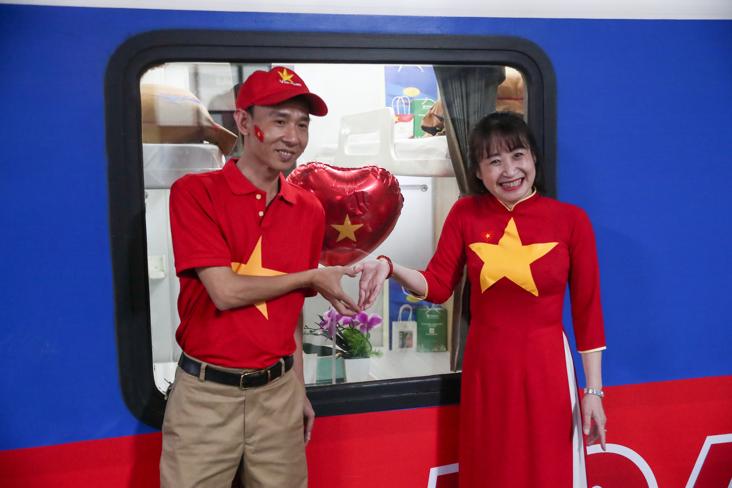 The "Reunification Train" departs from Hanoi station to Ho Chi Minh ...