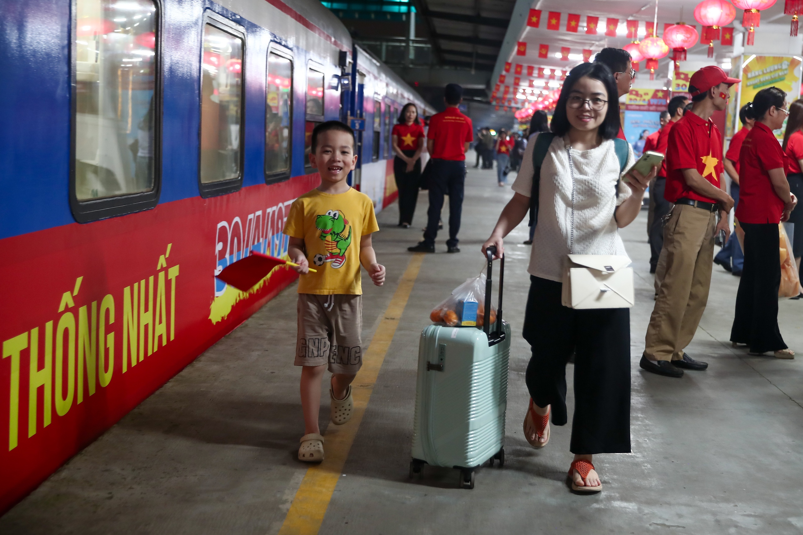 The "Reunification Train" departs from Hanoi station to Ho Chi Minh ...