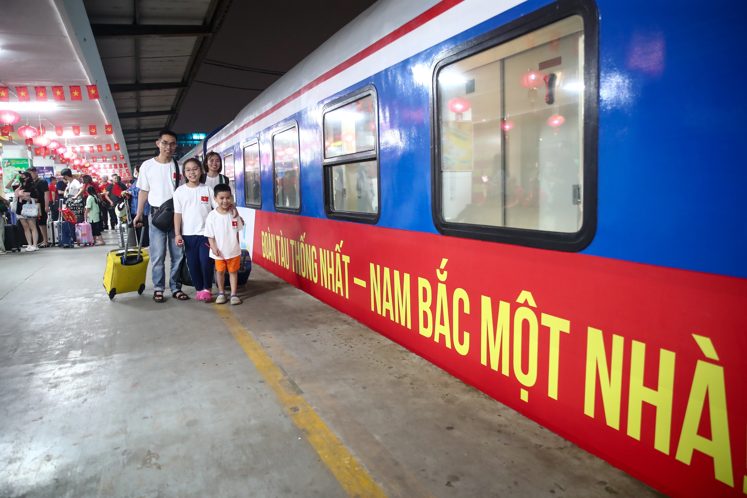 “Đoàn tàu Thống Nhất” xuất phát tại ga Hà Nội vào TP. Hồ Chí Minh mừng 50 năm đất nước thống nhất