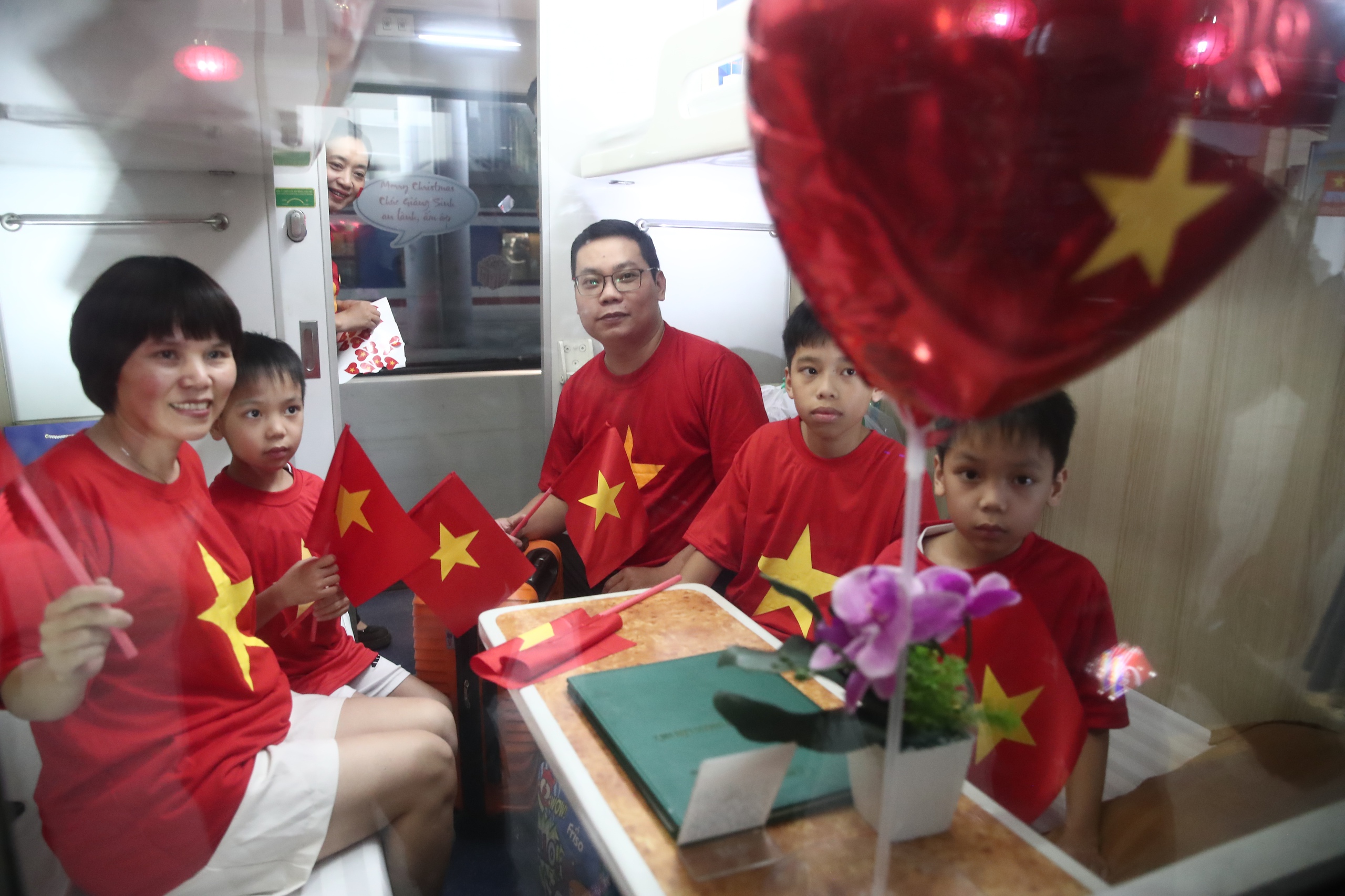 The "Reunification Train" departs from Hanoi station to Ho Chi Minh ...