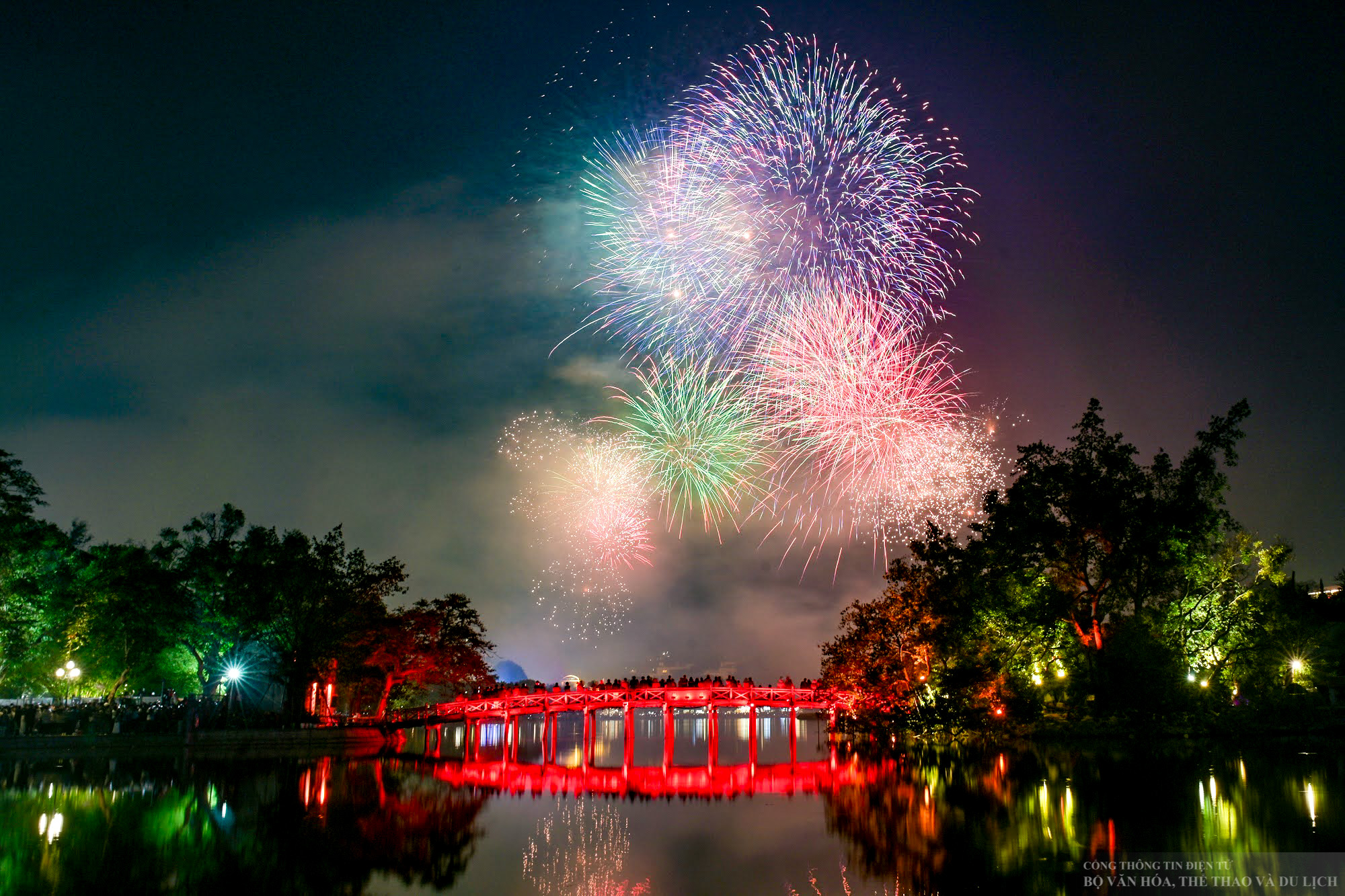Feux d'artifice et spectacle de drones à Hanoï pour célébrer le 80e ...