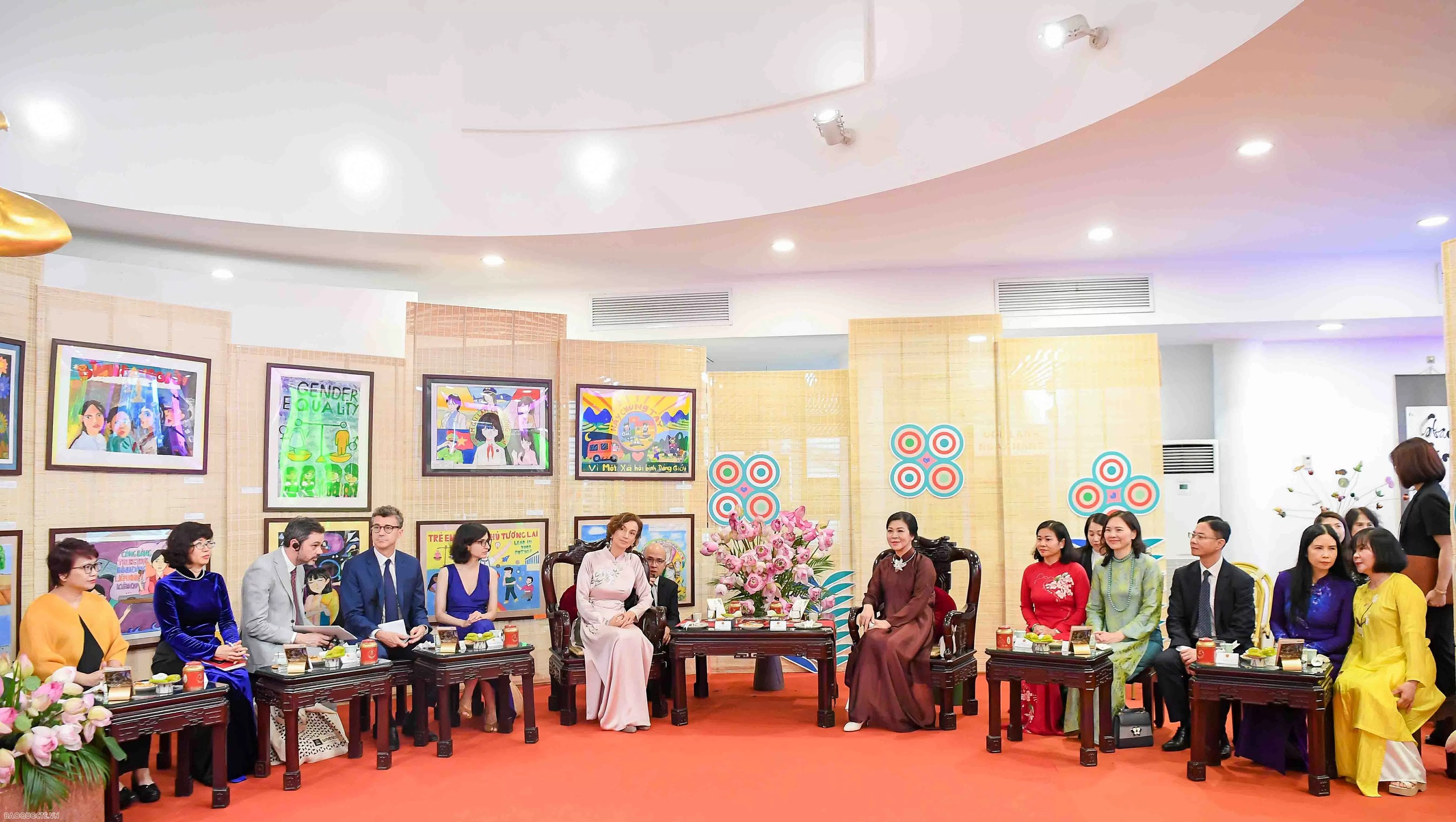 ภริยาของเลขาธิการ Ngo Phuong Ly และผู้อำนวยการใหญ่ UNESCO Audrey Azoulay เข้าร่วมนิทรรศการ "We CAN"