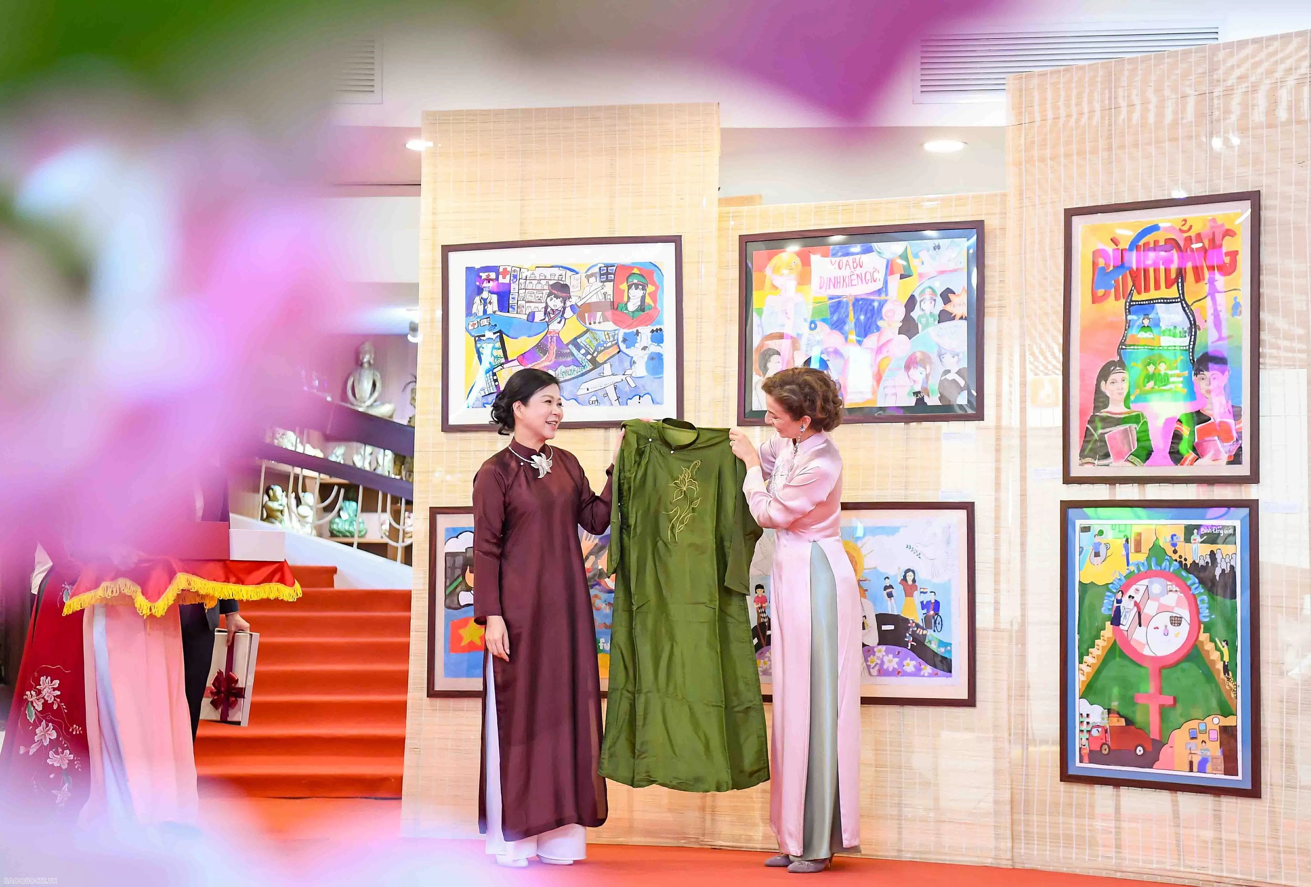 Phu nhân Tổng Bí thư Ngô Phương Ly và Tổng Giám đốc UNESCO Audrey ...