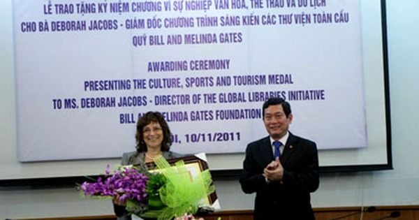 Trao tặng Kỷ niệm chương vì Sự nghiệp VHTTDL cho bà Deborah Jacobs